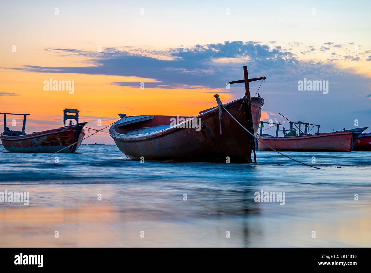 Sunset view with cloudy sky at Gadani Beach with dhow boat Stock Photo ...