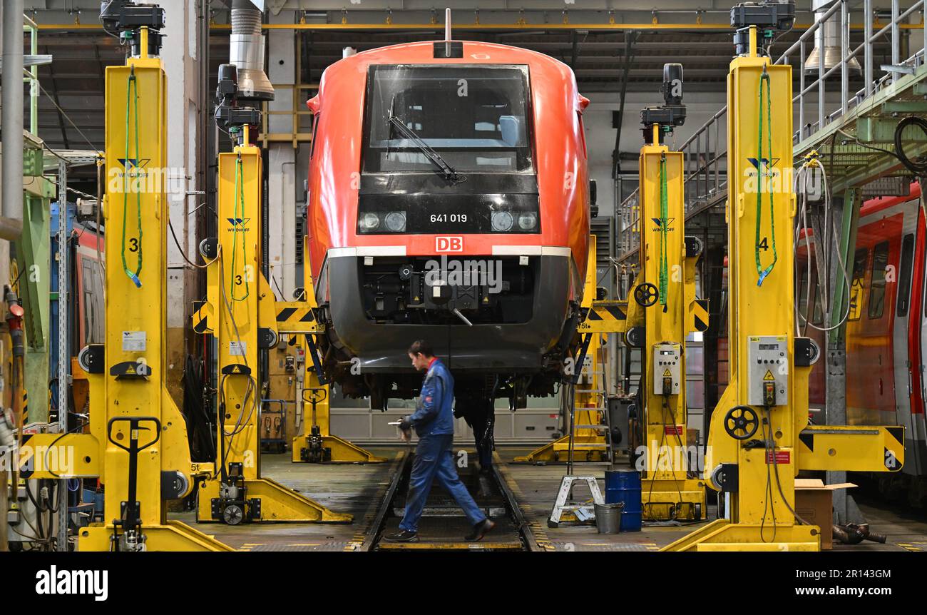 Erfurt, Germany. 11th May, 2023. An employee of the DB Regio plant ...