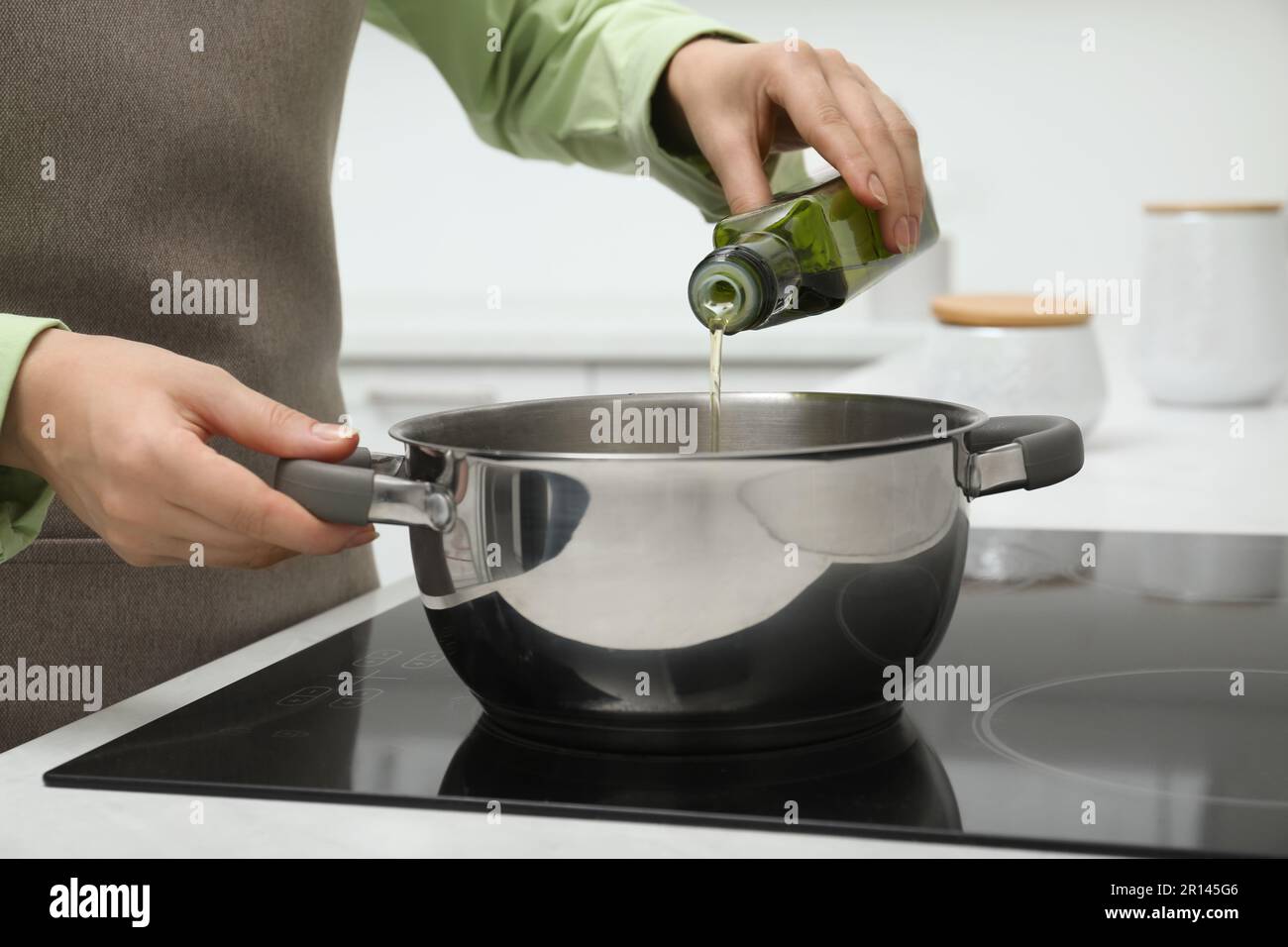 Pouring cooking oil in pot hi-res stock photography and images - Alamy