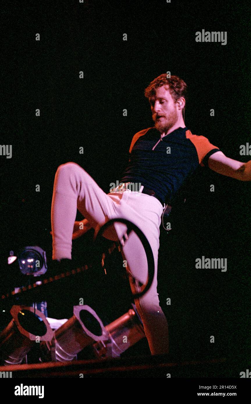 Milan Italy 1994-11-19 : Chris Barron singer of Spin Doctors lice ...