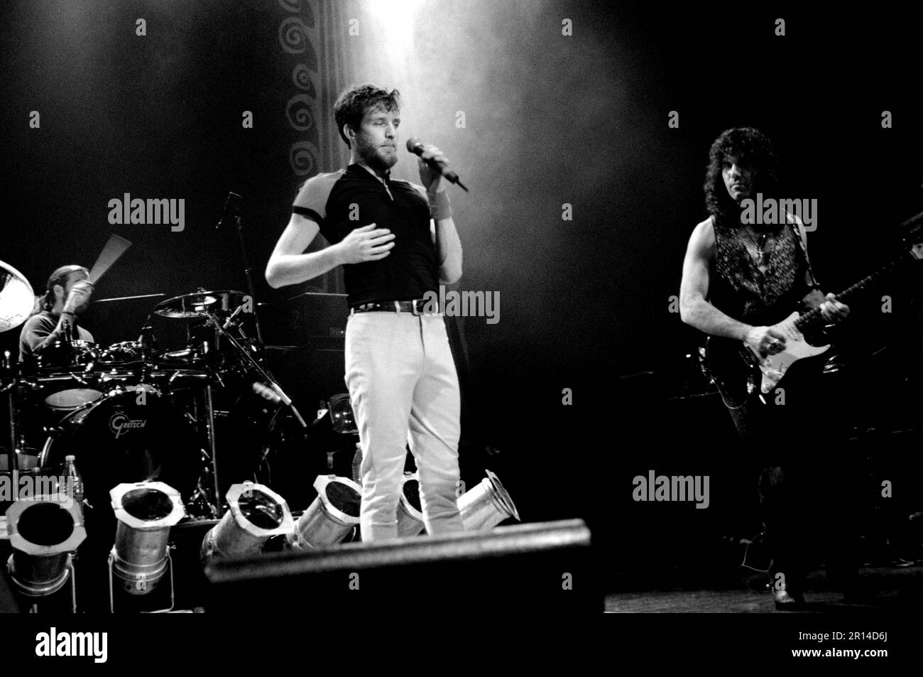 Spin doctors chris barron Black and White Stock Photos & Images - Alamy