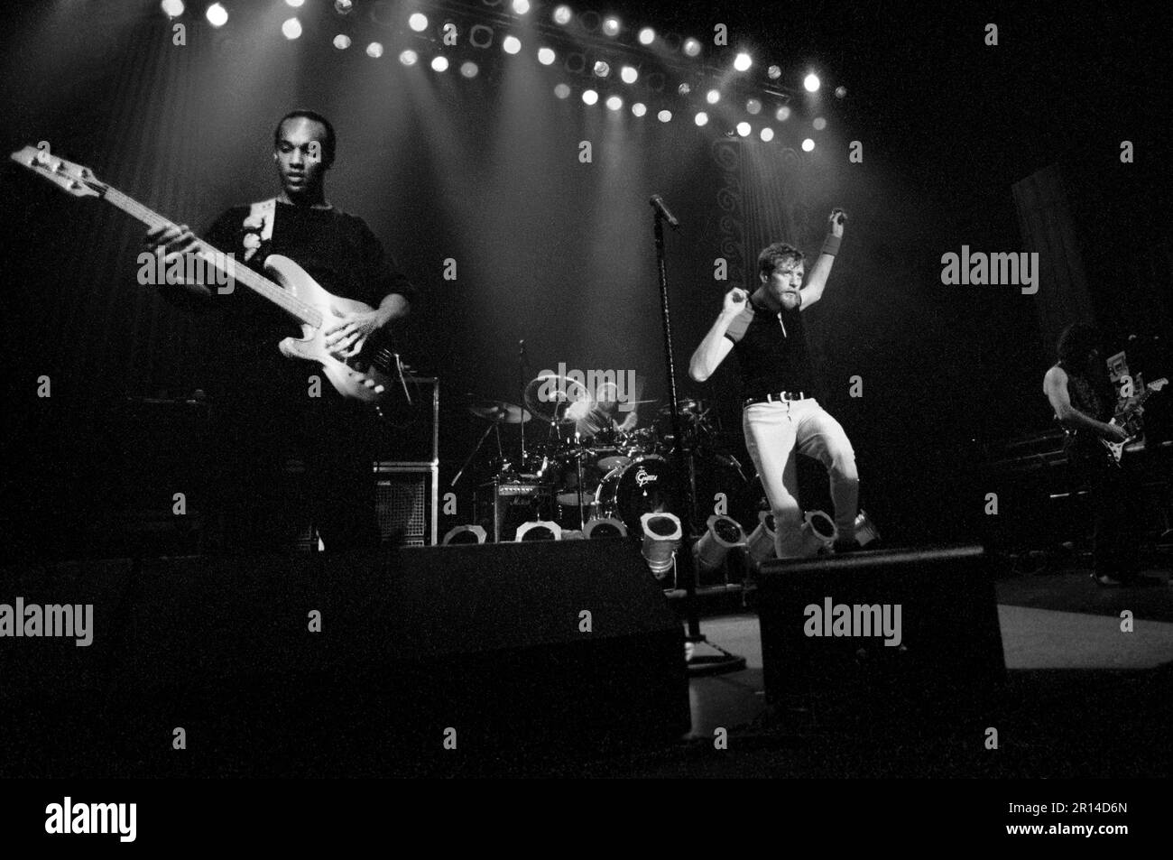 Milan Italy 1994-11-19 : Chris Barron singer of Spin Doctors lice ...