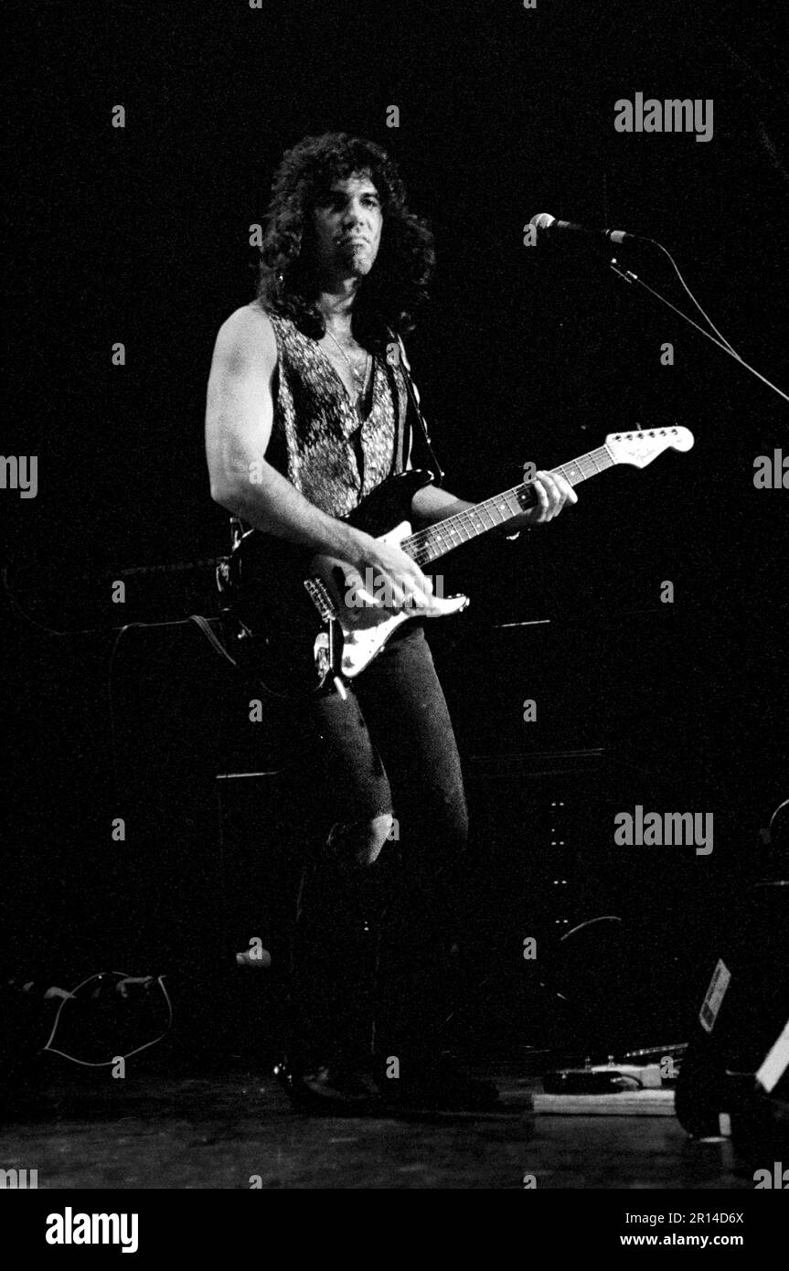 Milan Italy 1994-11-19 : Eric Schenkman guitarist of Spin Doctors lice ...
