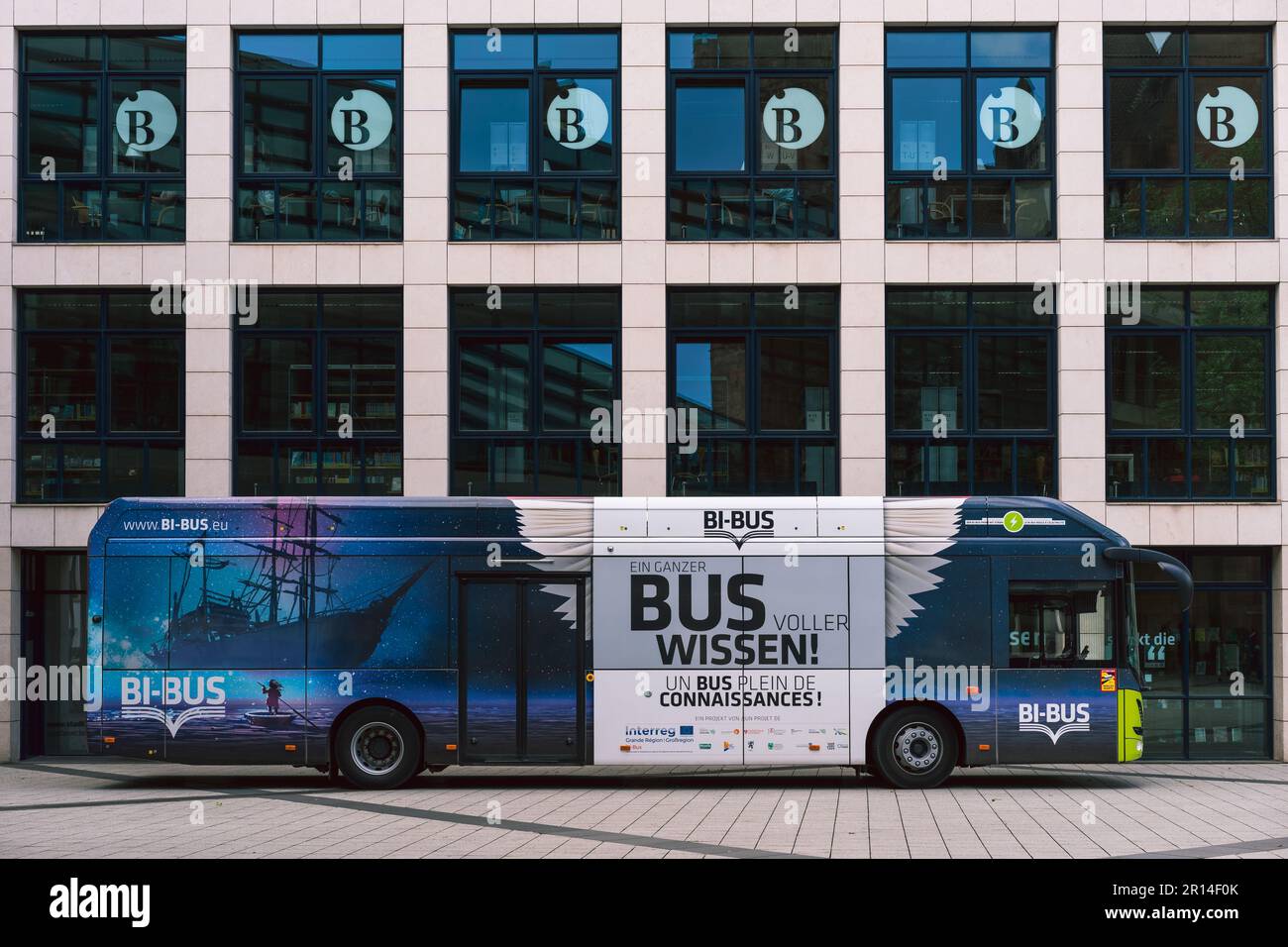 Un bus plein de connaissances hi-res stock photography and images - Alamy
