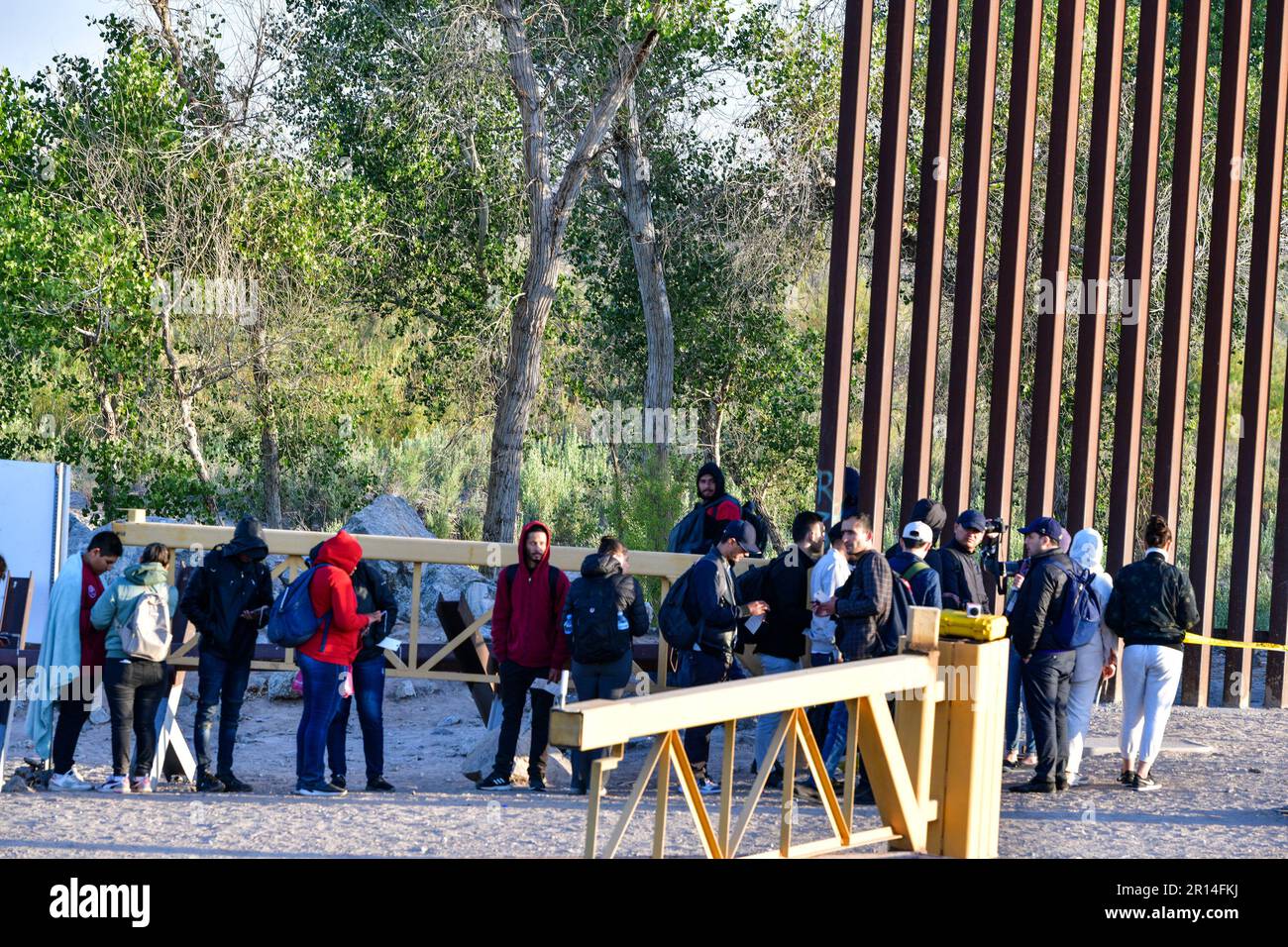 Yuma, AZ, USA. 11th May, 2023. Migrants seen set to cross the border at ...