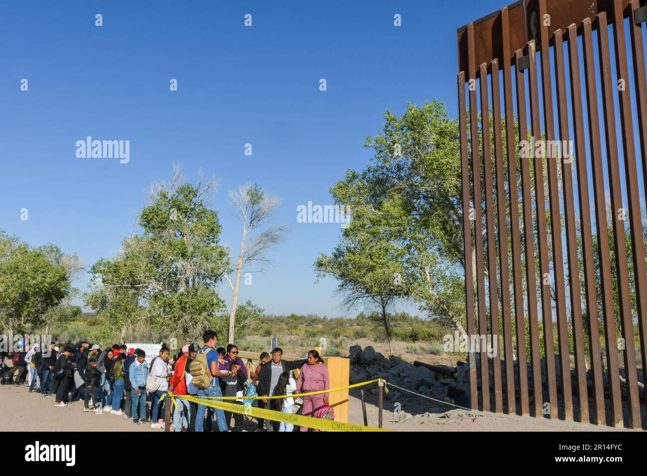 Yuma, AZ, USA. 11th May, 2023. Migrants seen set to cross the border at ...