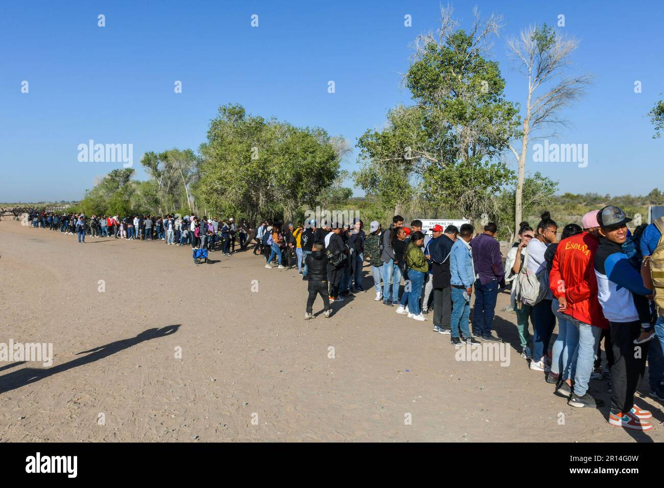 Yuma, AZ, USA. 11th May, 2023. Migrants seen set to cross the border at ...