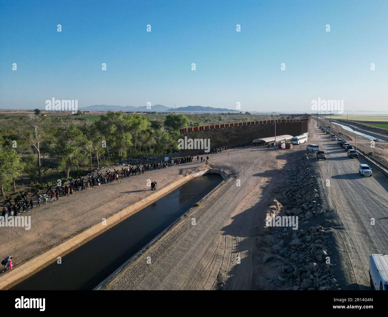 Yuma, AZ, USA. 11th May, 2023. Migrants seen set to cross the border at ...