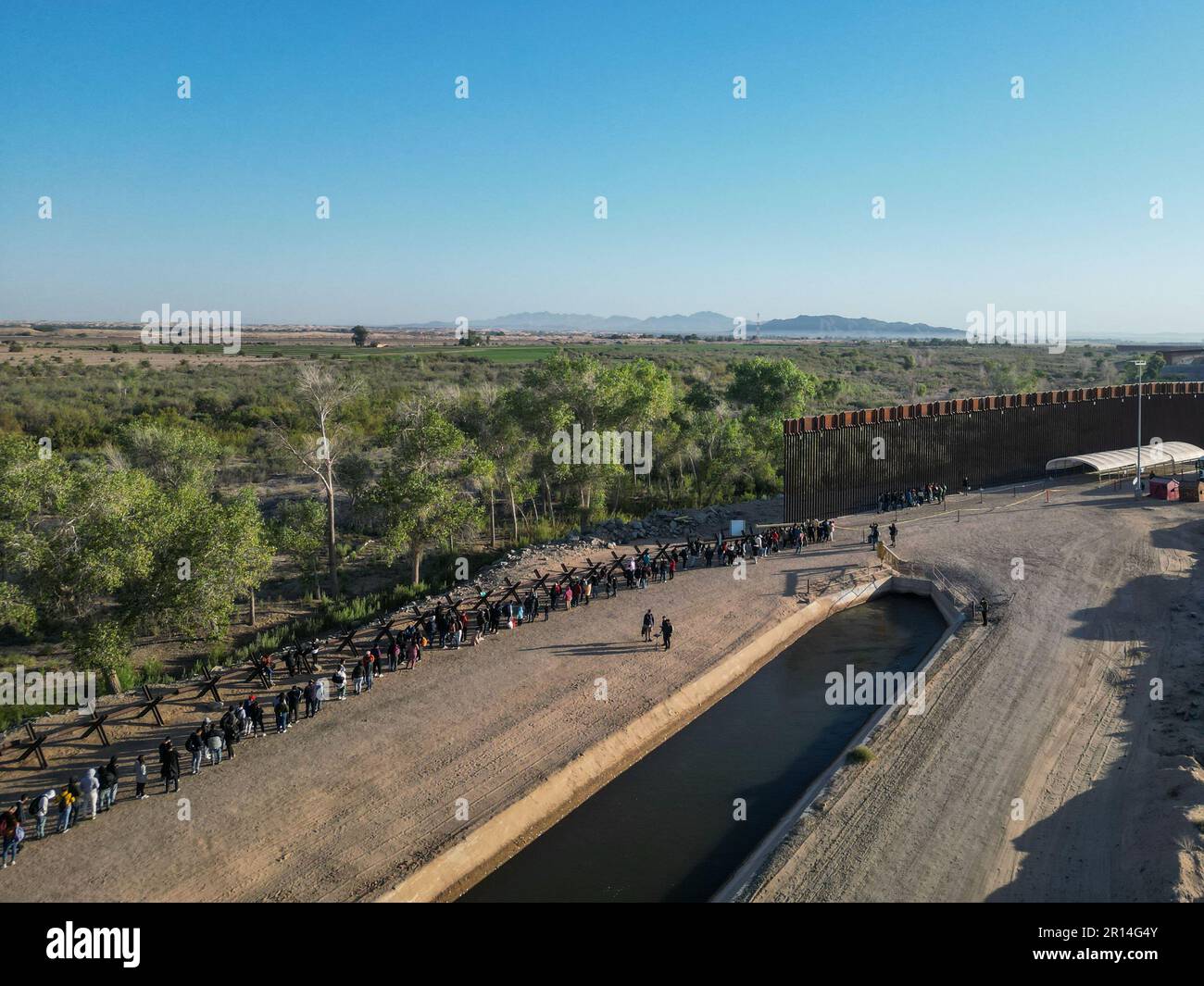 Yuma, AZ, USA. 11th May, 2023. Migrants seen set to cross the border at ...