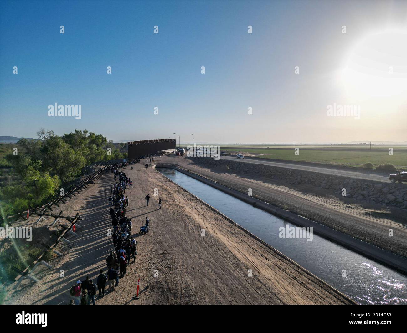 Yuma, AZ, USA. 11th May, 2023. Migrants seen set to cross the border at ...