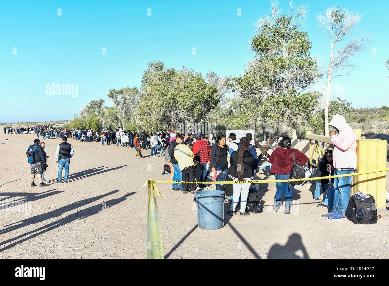 Yuma, AZ, USA. 11th May, 2023. Migrants seen set to cross the border at ...