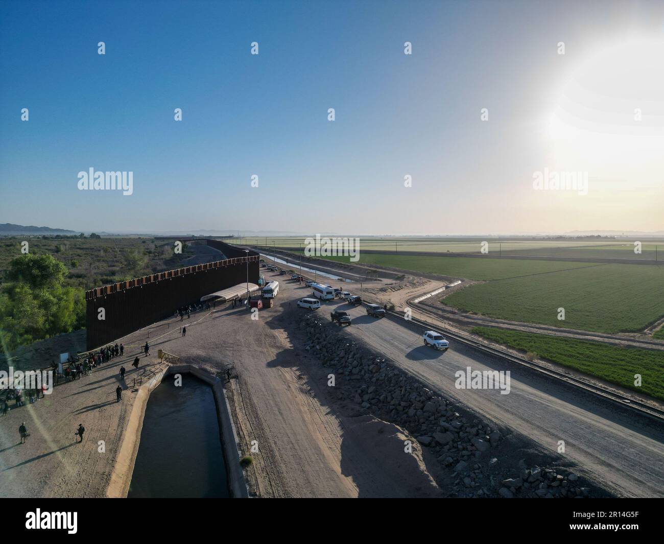 Yuma, AZ, USA. 11th May, 2023. Migrants seen set to cross the border at ...