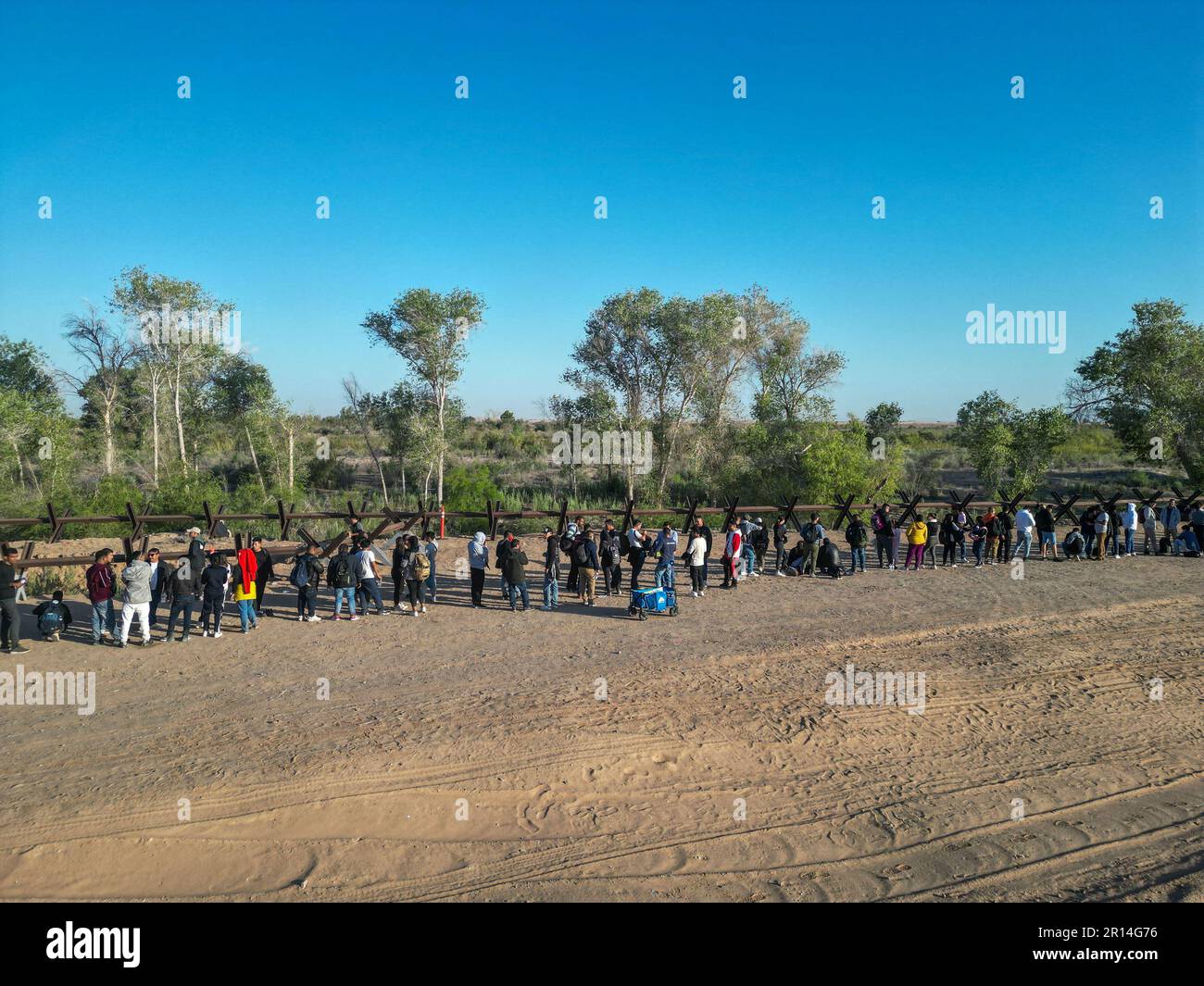 Yuma, AZ, USA. 11th May, 2023. Migrants seen set to cross the border at ...