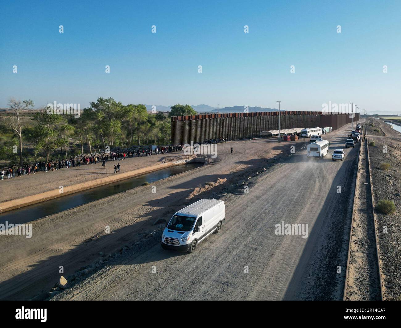 Yuma, AZ, USA. 11th May, 2023. Migrants seen set to cross the border at ...