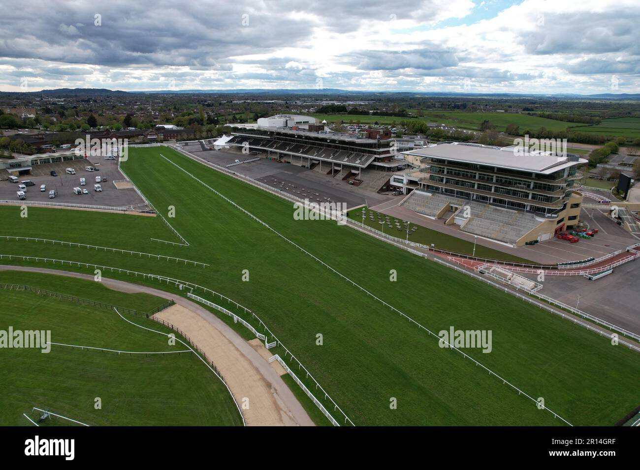Grandstand cheltenham racecourse hi-res stock photography and images ...
