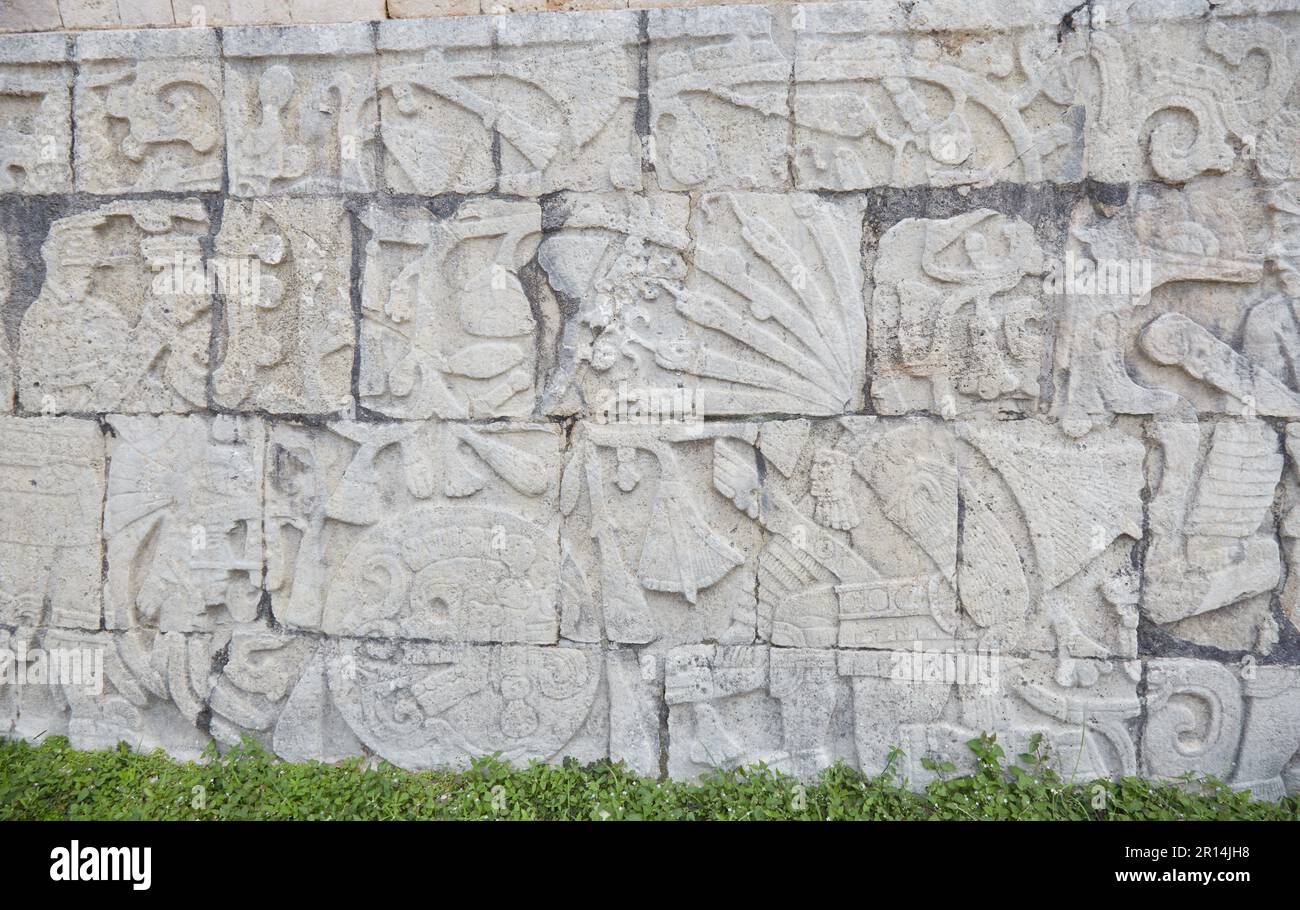 The Mayan ball court of Chichen Itza, the largest ever built in ...