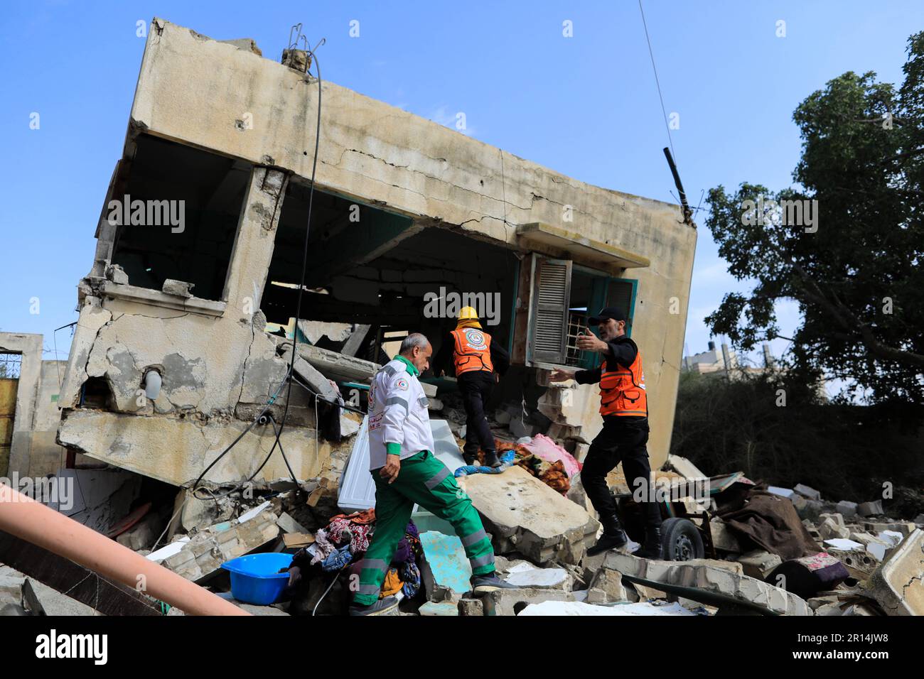 Gaza. 11th May, 2023. People inspect a damaged house following an ...