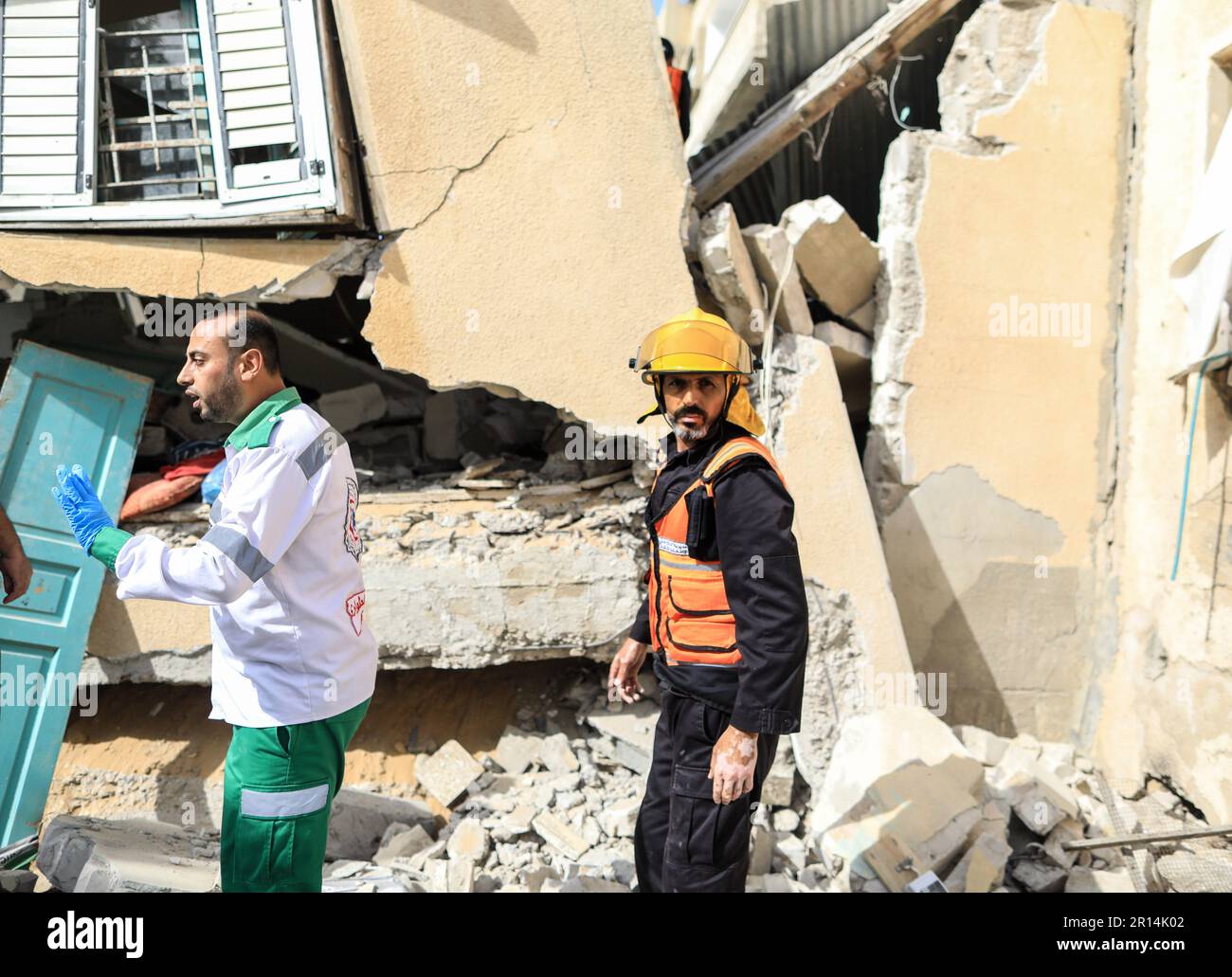 Gaza. 11th May, 2023. People inspect a damaged house following an ...