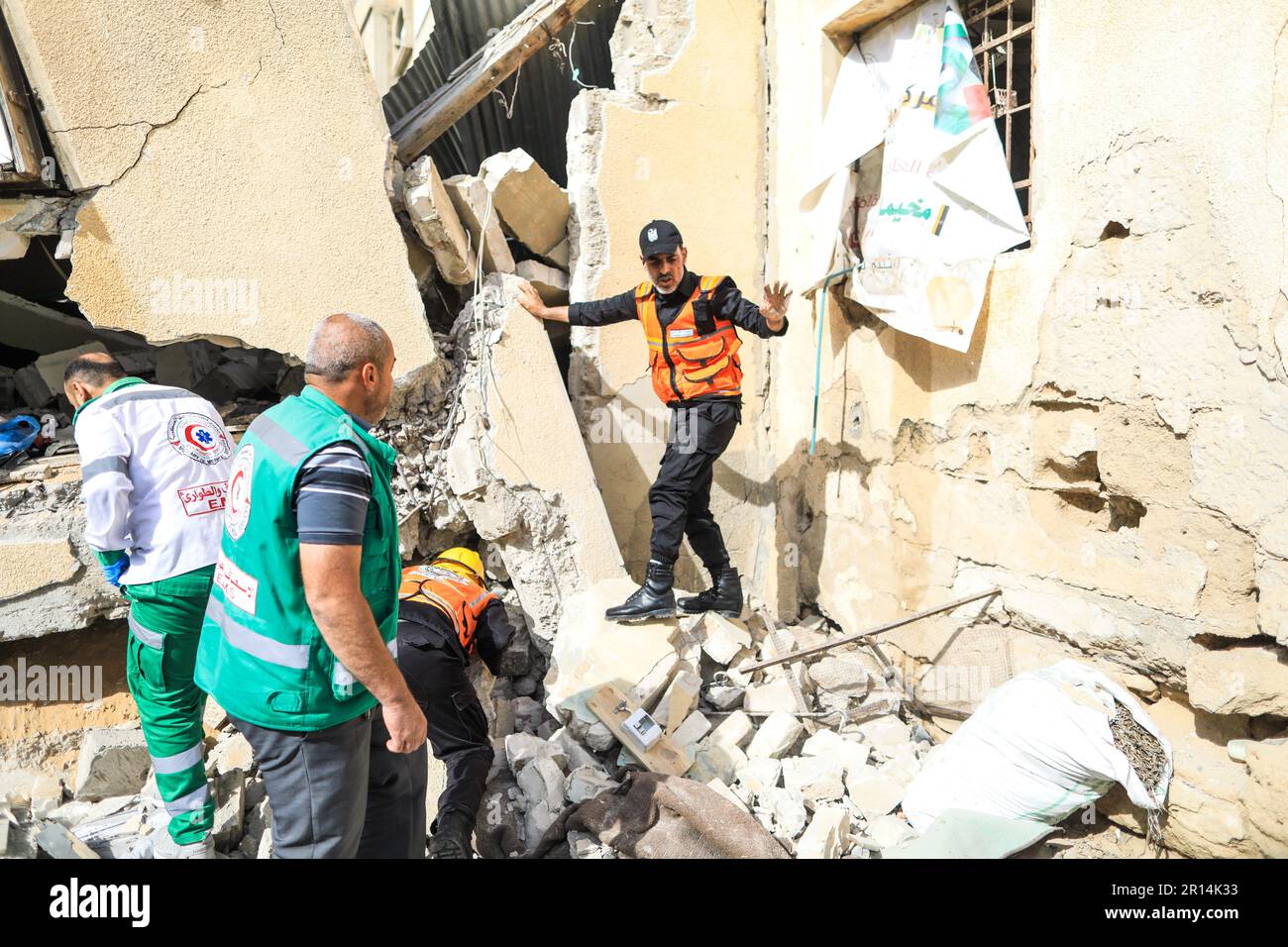Gaza. 11th May, 2023. People inspect a damaged house following an ...