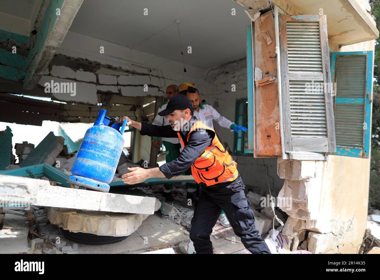 Gaza. 11th May, 2023. People inspect a damaged house following an ...