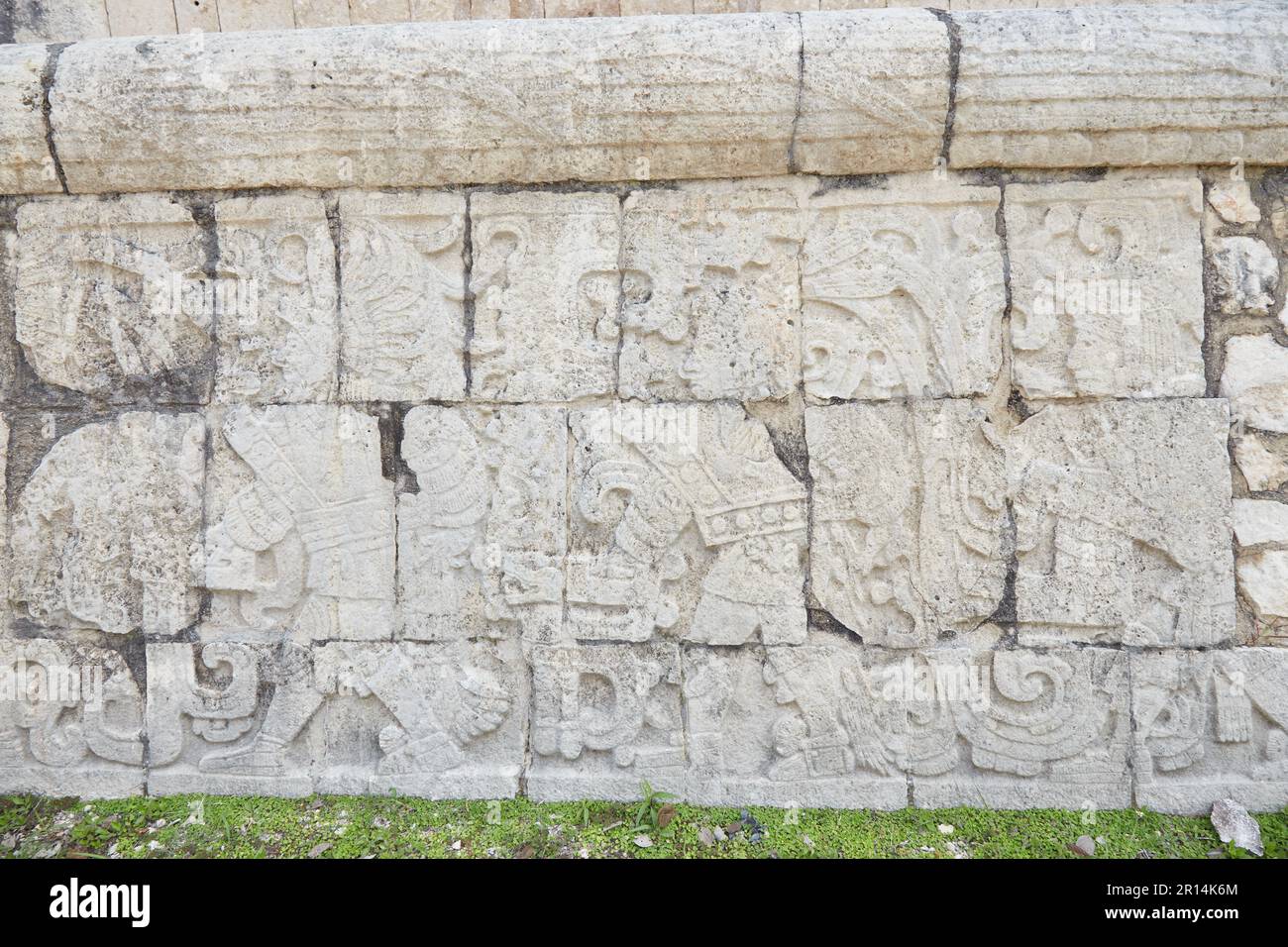 The Mayan ball court of Chichen Itza, the largest ever built in ...