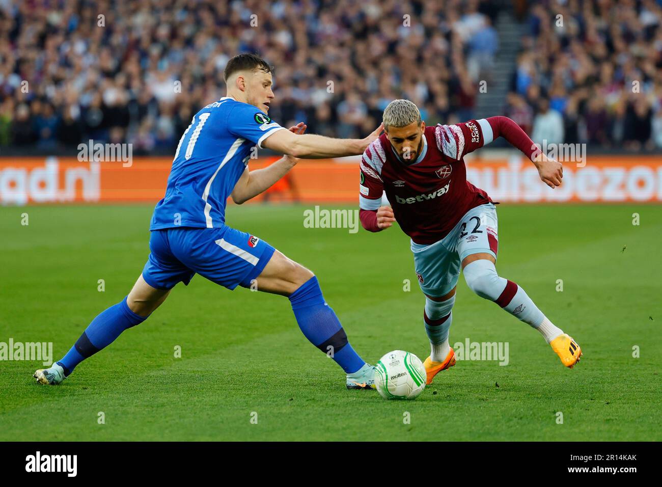 Action gantry football defence hi-res stock photography and images - Alamy