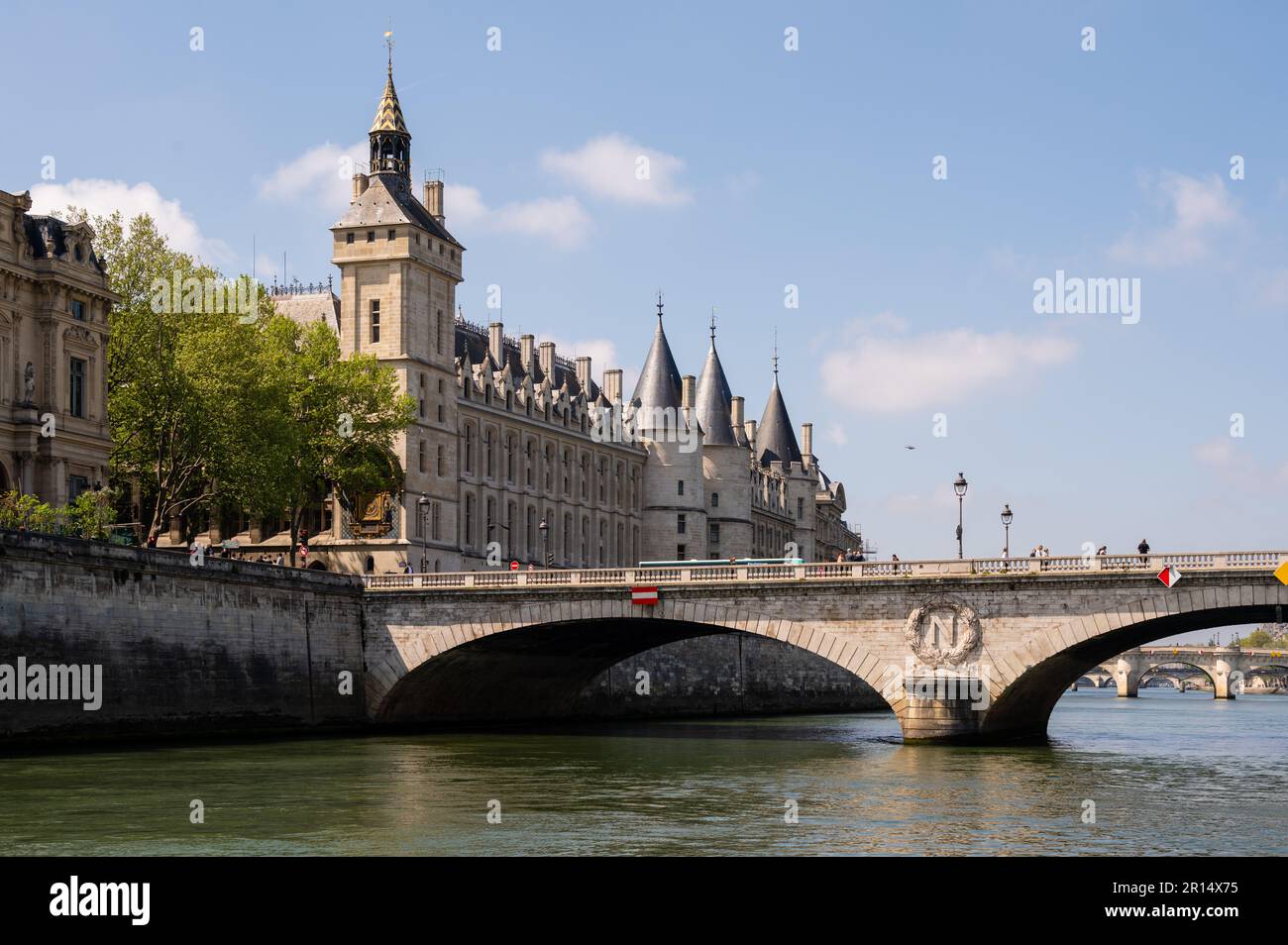 Historical building Consiergerie Castle(Palais de Justice), Pont Neuf ...