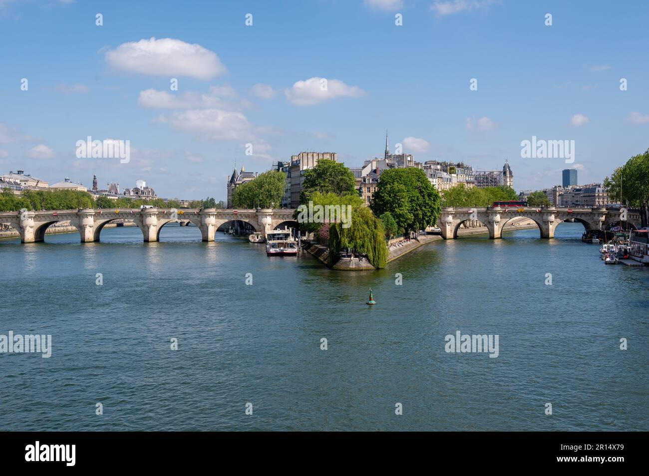 View over the river Seine towards Pont Neuf in central Paris Stock ...
