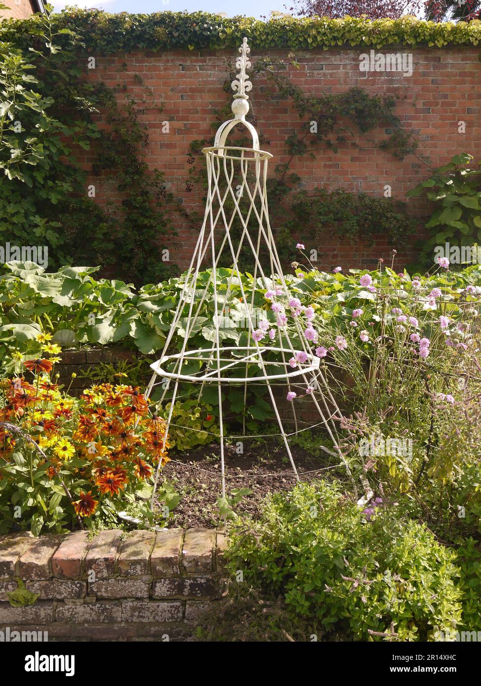 Garden obelisk hi-res stock photography and images - Alamy