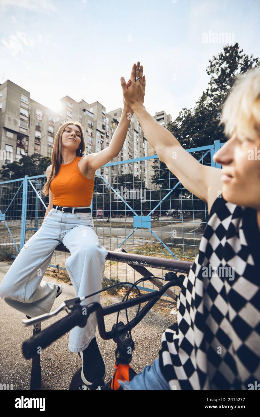 Teenage couple hanging out outside in urban exterior Stock Photo - Alamy