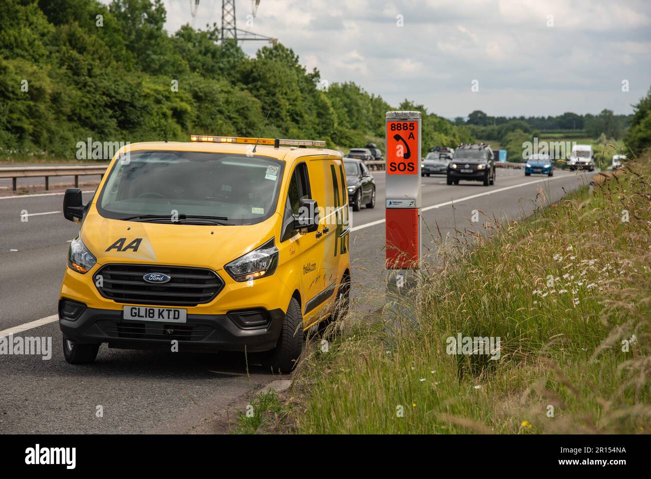 AA patrol on the M40 in Oxfordshire, UK Stock Photo - Alamy