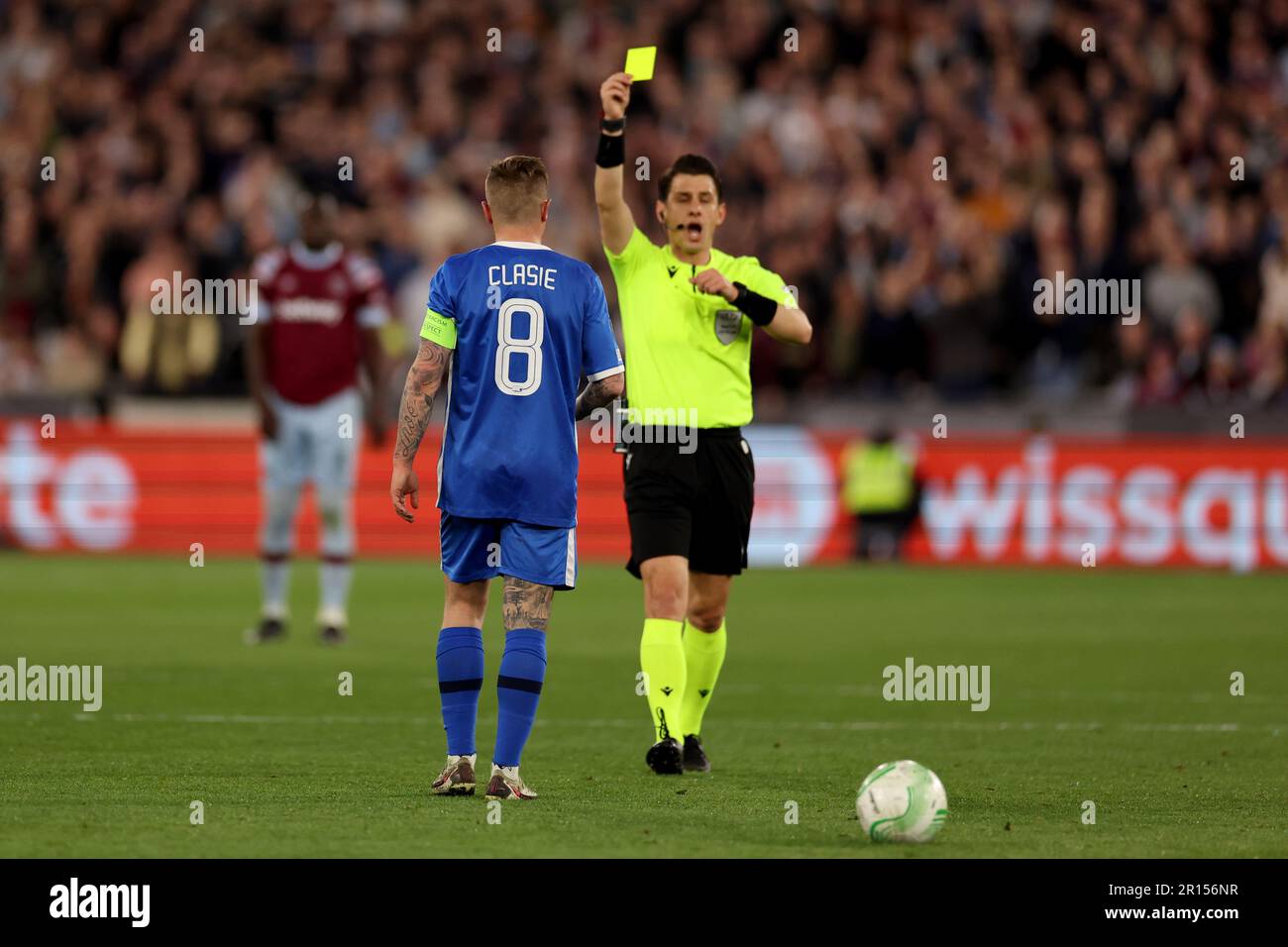 Time wasting football hi-res stock photography and images - Alamy