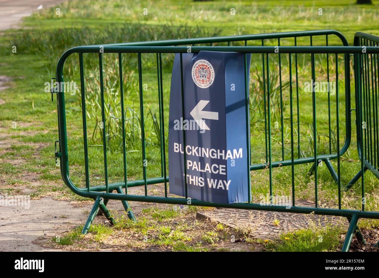 GREEN PARK, LONDON - 4 May 2023: Sign pointing to Buckingham Palace ...
