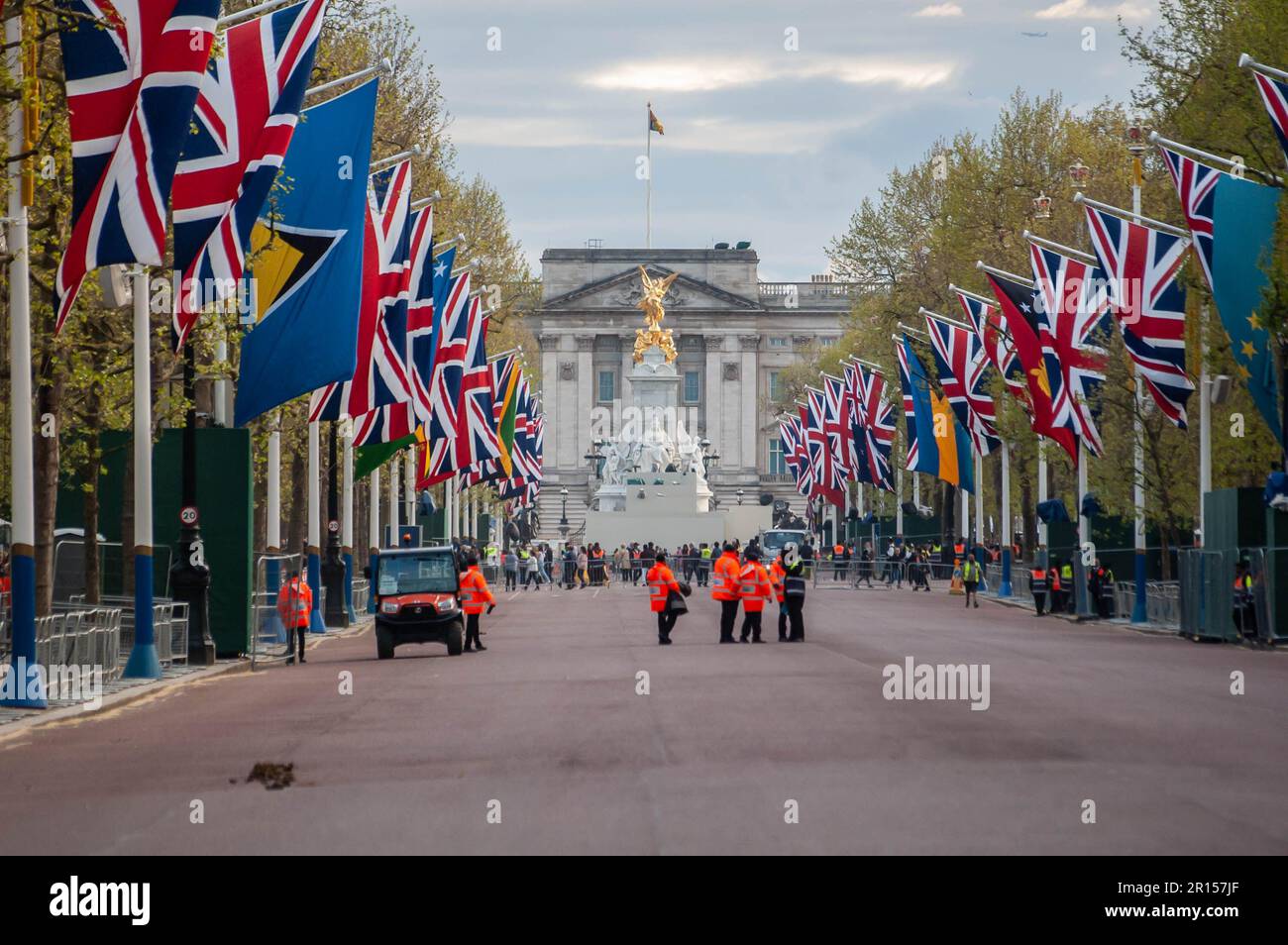 THE MALL, LONDON - 4 May 2023: Sign pointing to Buckingham Palace ahead ...