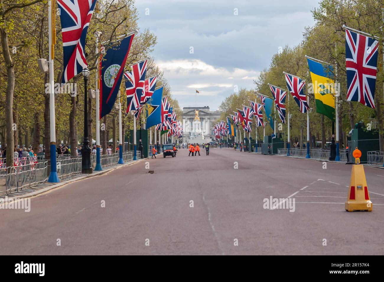 THE MALL, LONDON - 4 May 2023: Sign pointing to Buckingham Palace ahead ...