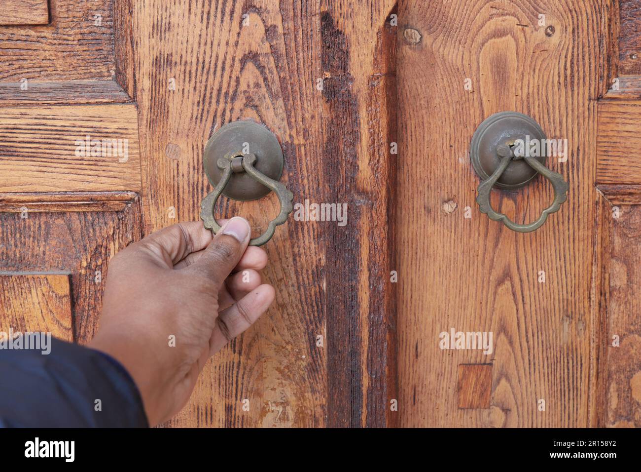 young man hand knocking door Stock Photo - Alamy