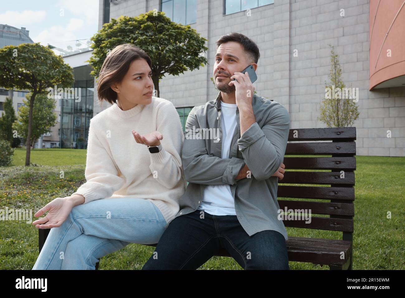 Man arguing woman phone hi-res stock photography and images - Alamy