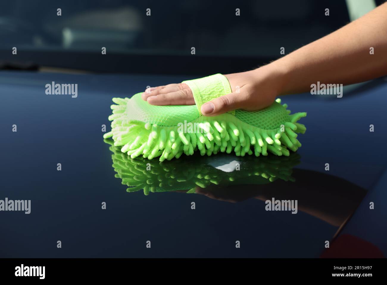 Man cleaning car wash view hi-res stock photography and images - Alamy