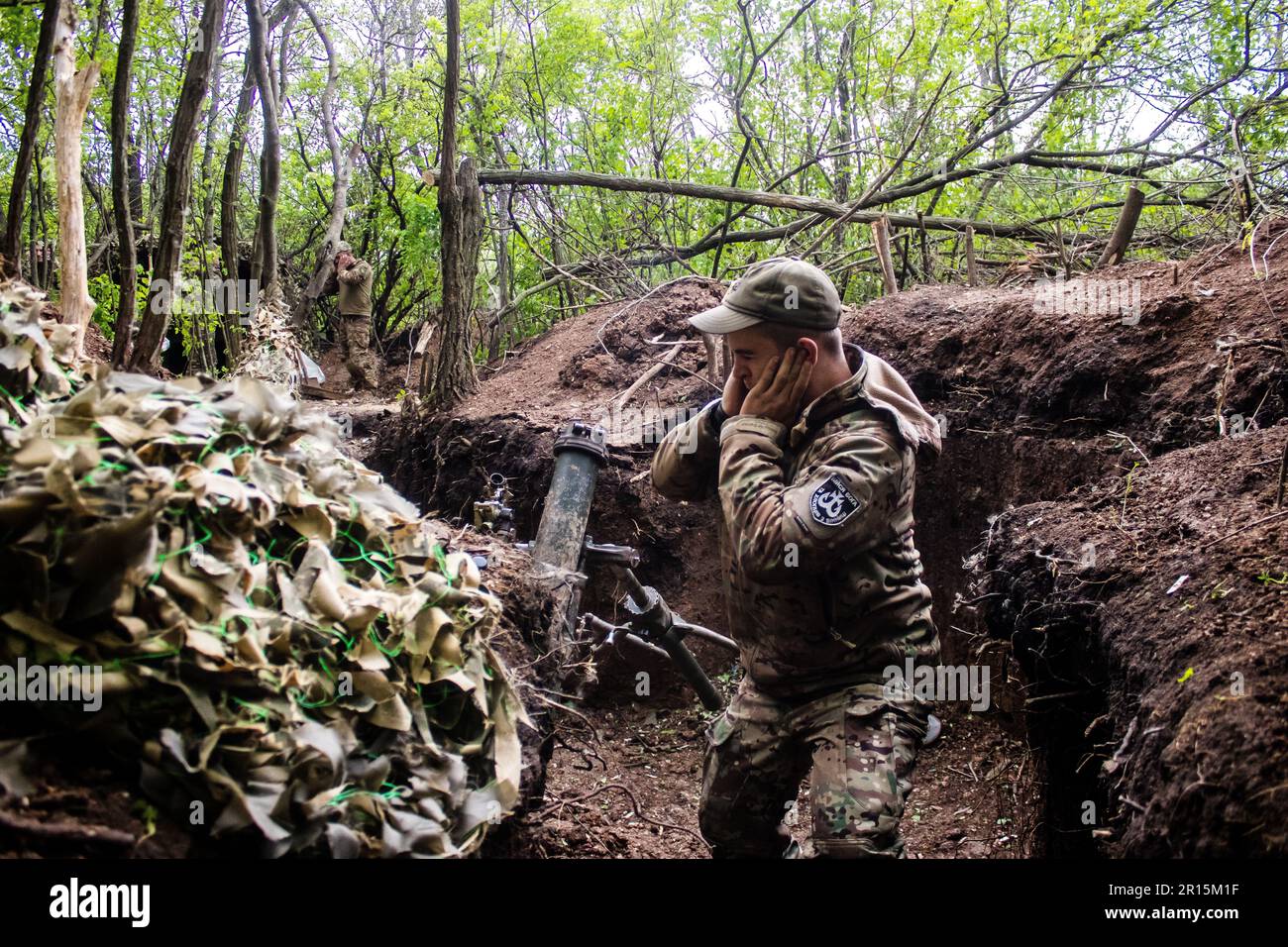 Ukrainian soldier from the 28th Artillery Battalion firing a 120mm ...