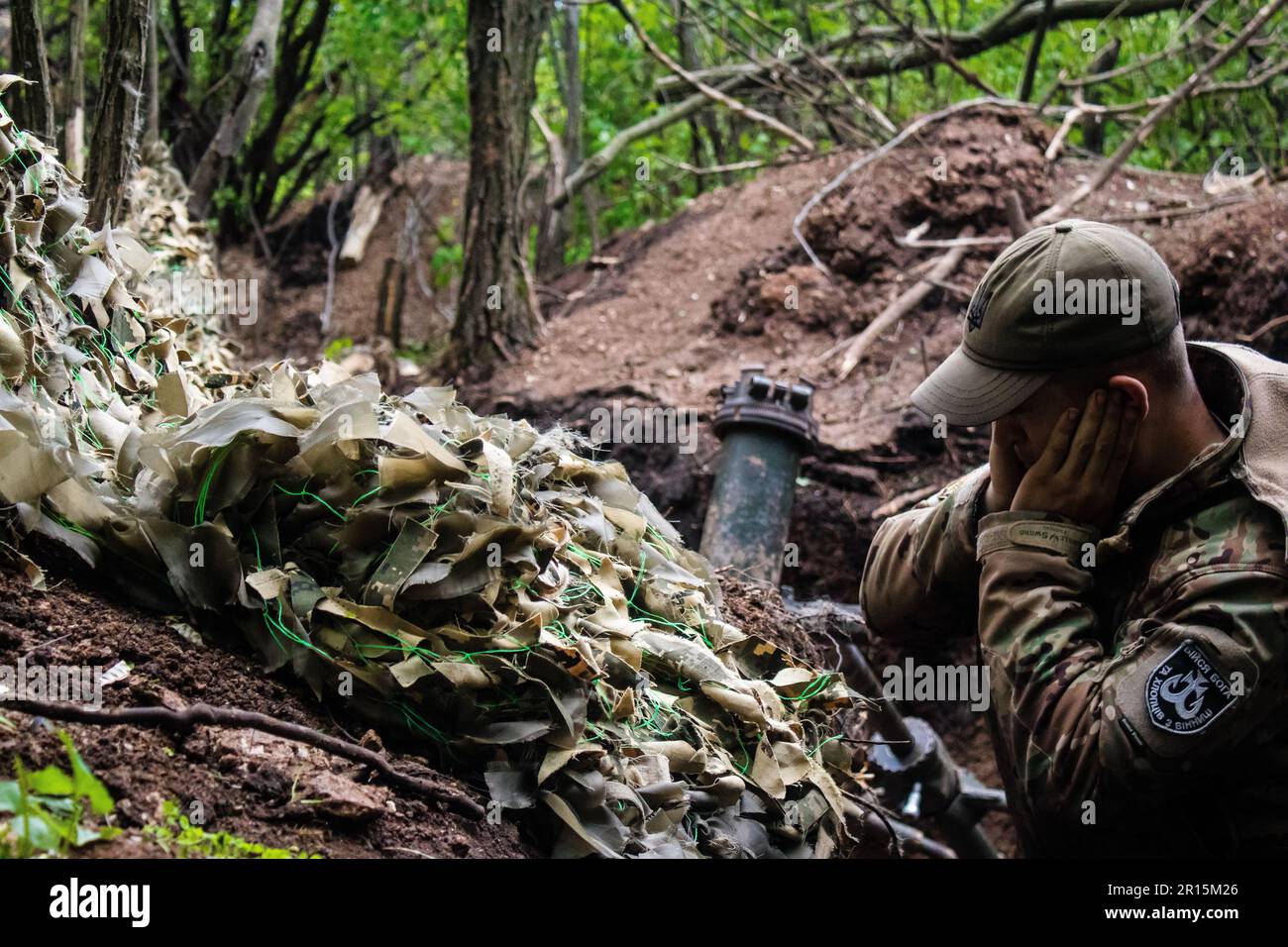 Ukrainian soldier from the 28th Artillery Battalion firing a 120mm ...