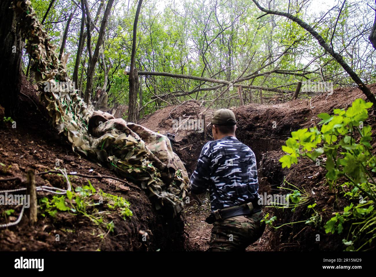 Ukrainian soldier from the 28th Artillery Battalion firing a 120mm ...