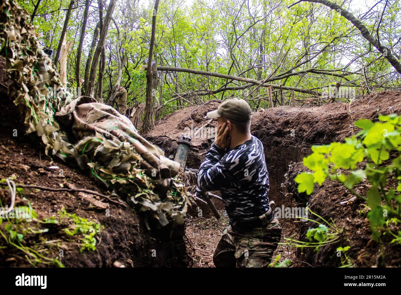 Ukrainian soldier from the 28th Artillery Battalion firing a 120mm ...