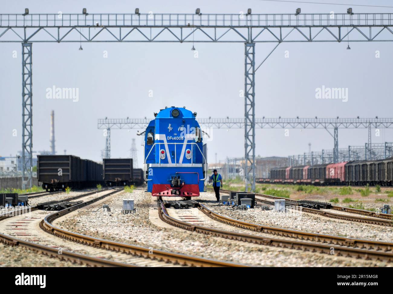 (230512) -- HORGOS, May 12, 2023 (Xinhua) -- A staff member inspects a ...