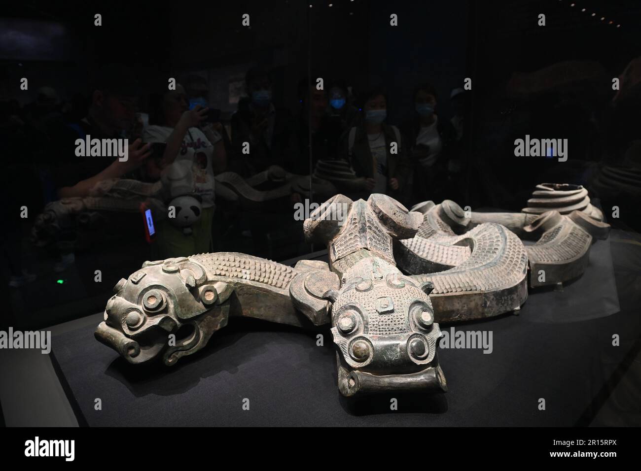 (230512) -- XI'AN, May 12, 2023 (Xinhua) -- A bronze ware from the ...