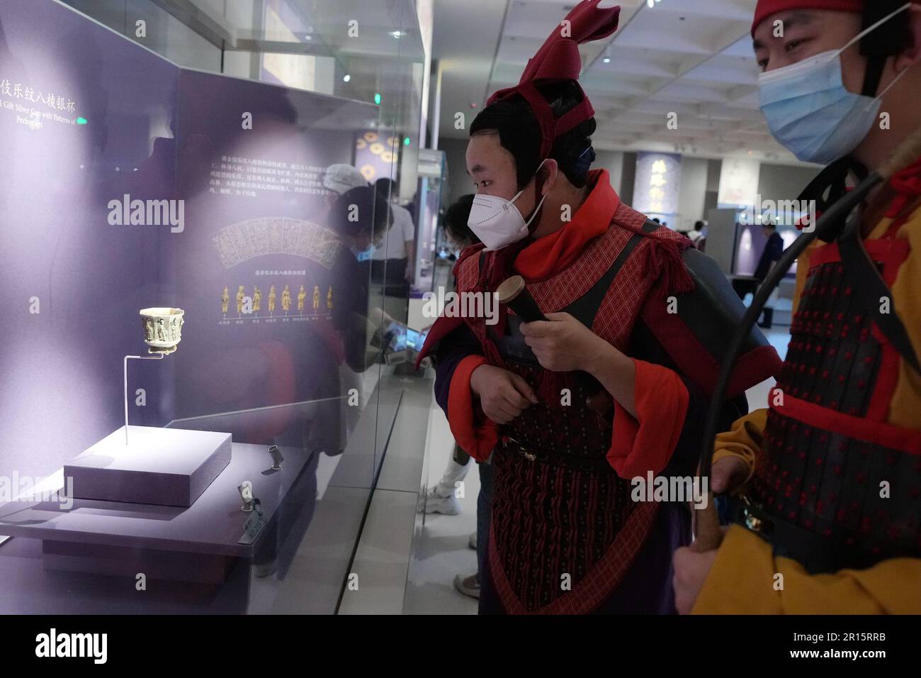 (230512) -- XI'AN, May 12, 2023 (Xinhua) -- Tourists visit Shaanxi ...