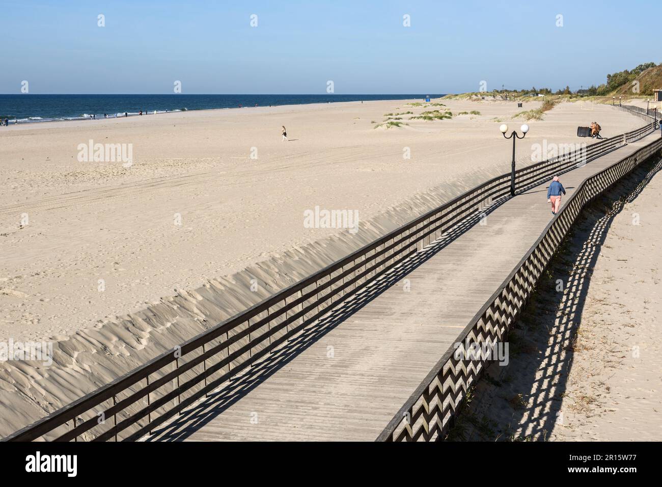 Wooden long promenade along the Baltic Sea coast. Yantarny. Kaliningrad ...