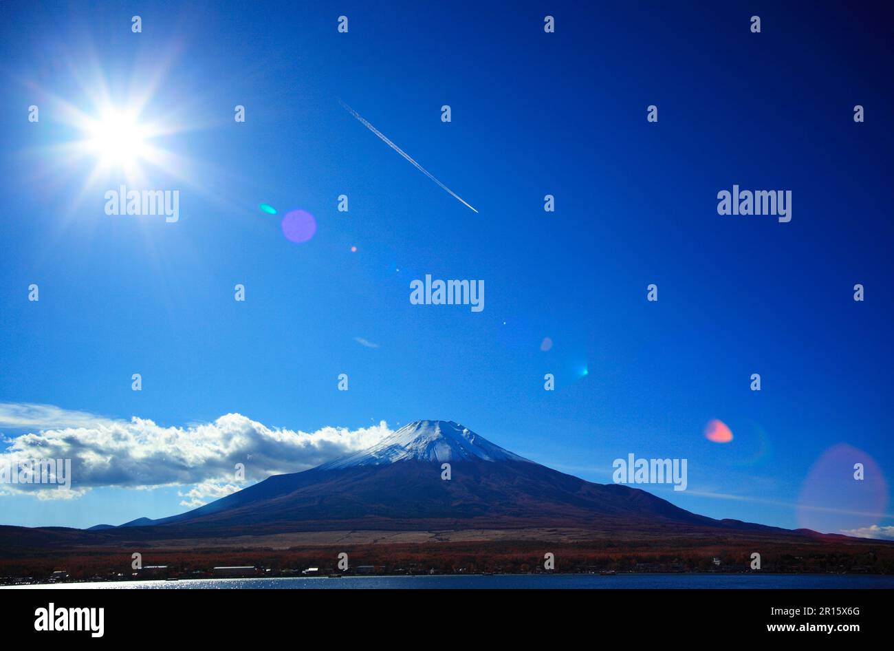 Blue sky contrail hi-res stock photography and images - Alamy
