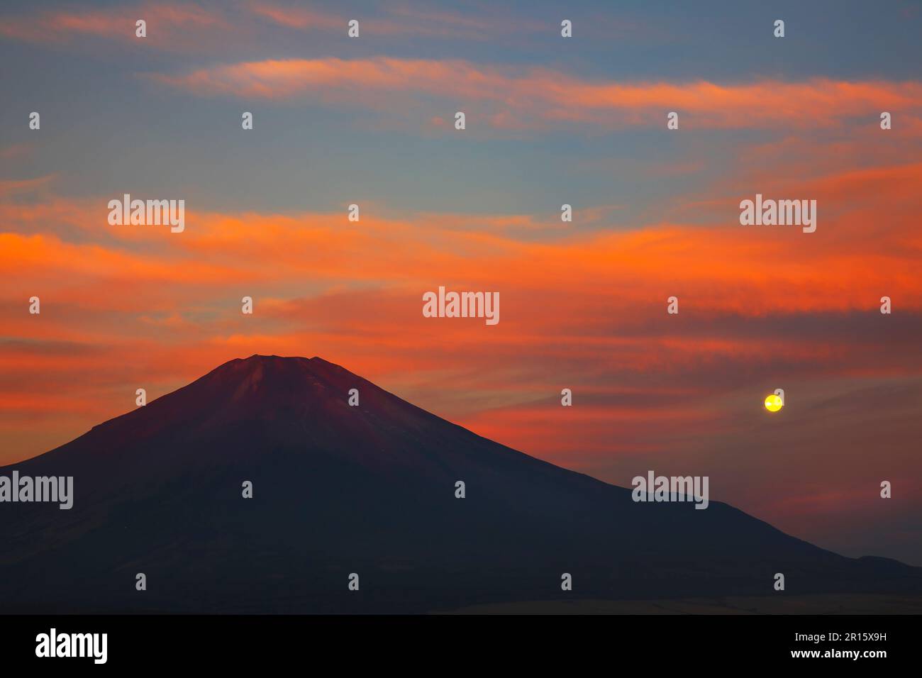 Full moon and mount fuji hi-res stock photography and images - Alamy
