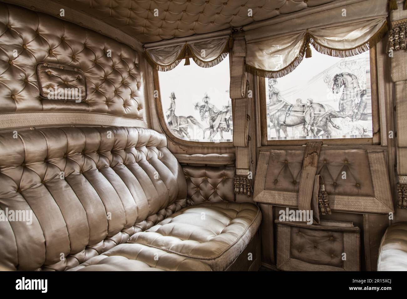 Italy. Old coach on luxury palace background Stock Photo - Alamy