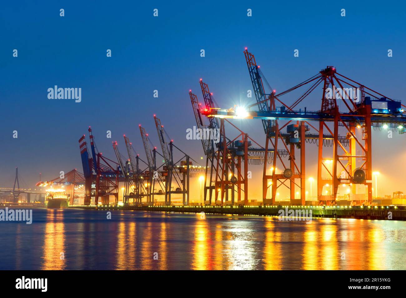 Container gantry cranes in the Port of Hamburg at night Stock Photo - Alamy